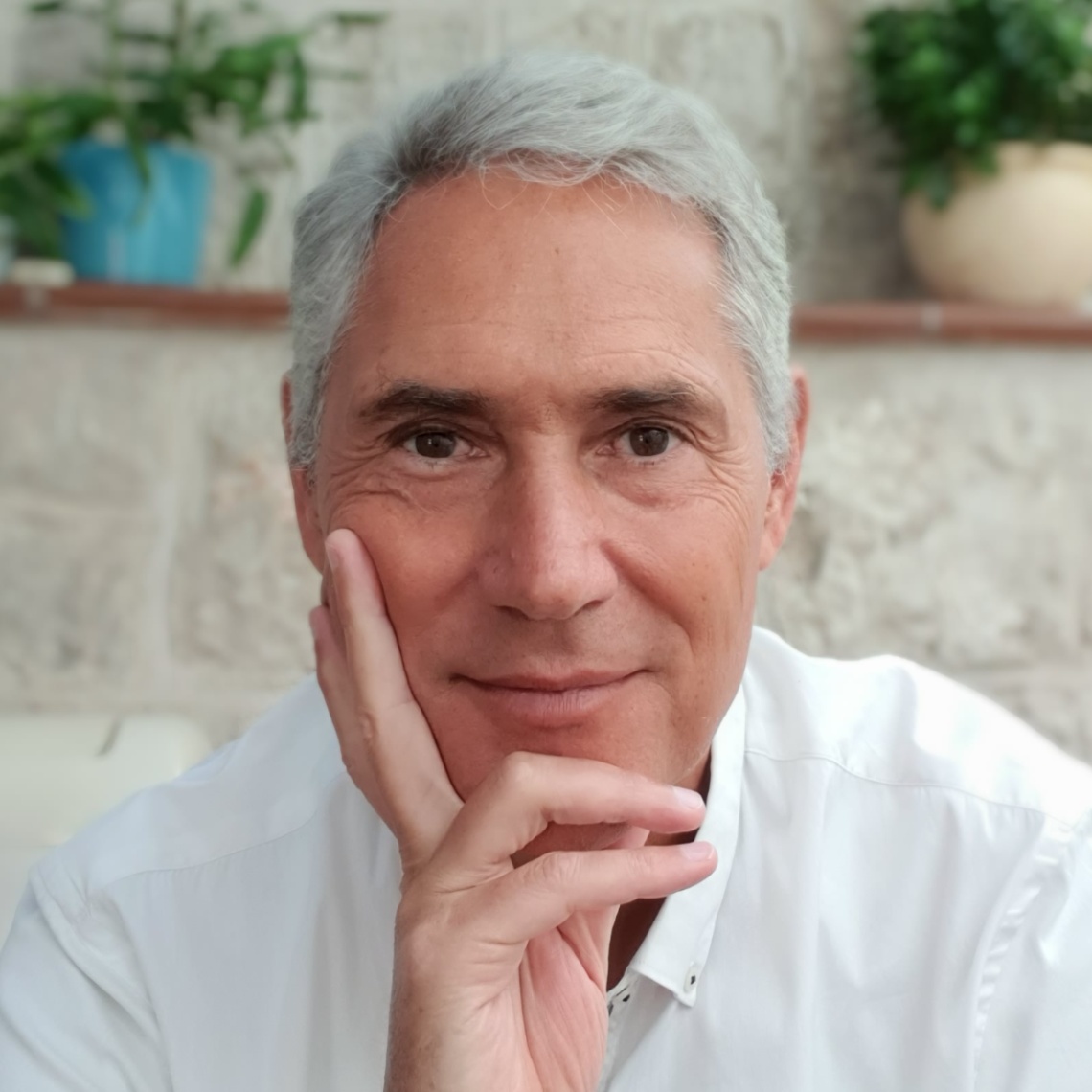 Enrique Simó - Experto en Meditación y Coaching on Aura