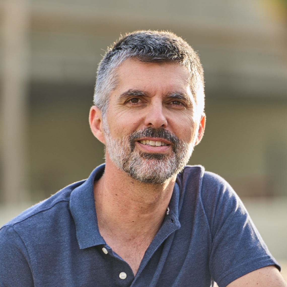 Luis Gil - Exp. en Hipnosis y cambio subconsciente on Aura